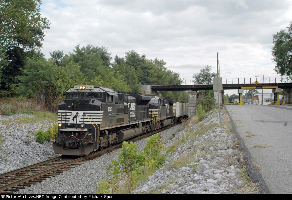 NS 1047 going under BB/CSX mainline to Cville